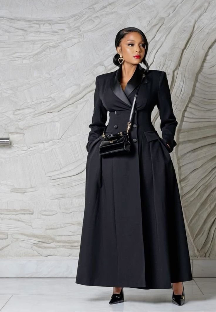 15+ Romantic Goth Outfits to Embrace Dark Romance & Gothic Elegance